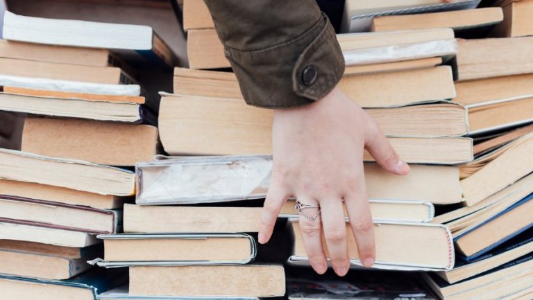 Buy Used Books in Bulk: 7 Affordable Sources [2023]
